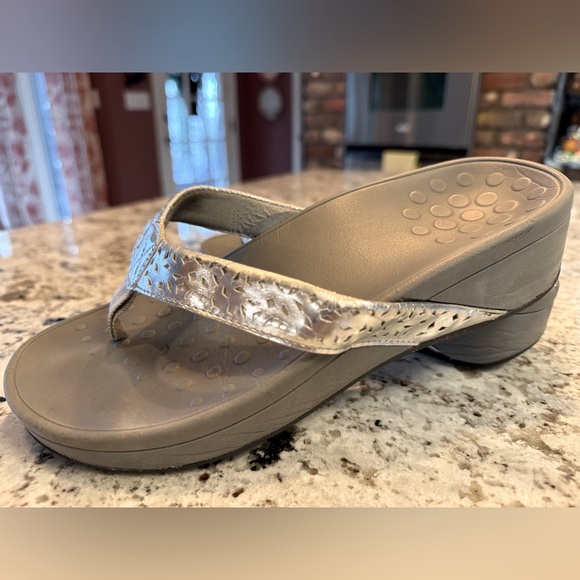 Vionic | Shoes | Vionic Stylish Silver Womens Sandals 8 Wide Euc | Poshmark